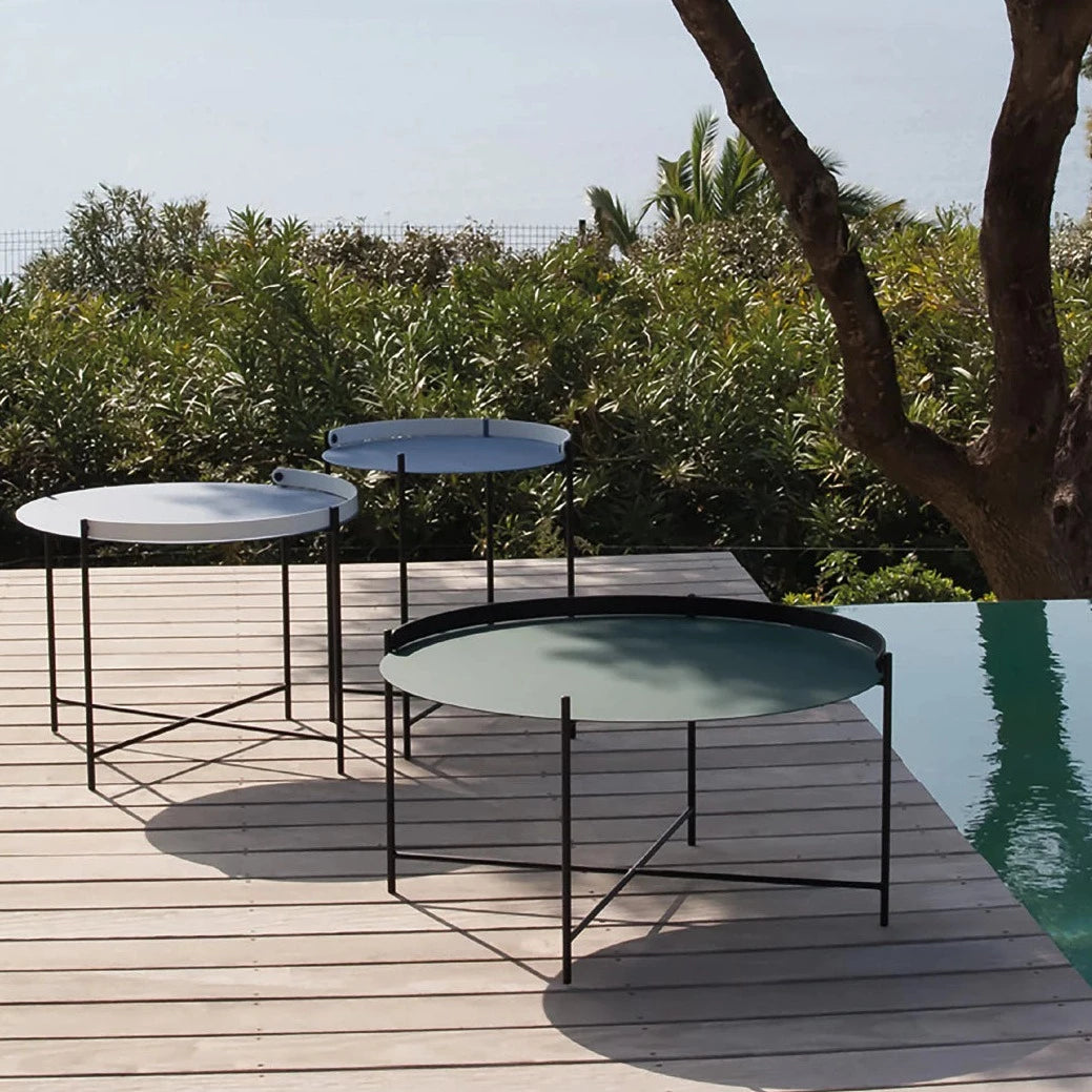 Mesa de exterior circular con borde, esta hecha de material resistente ...